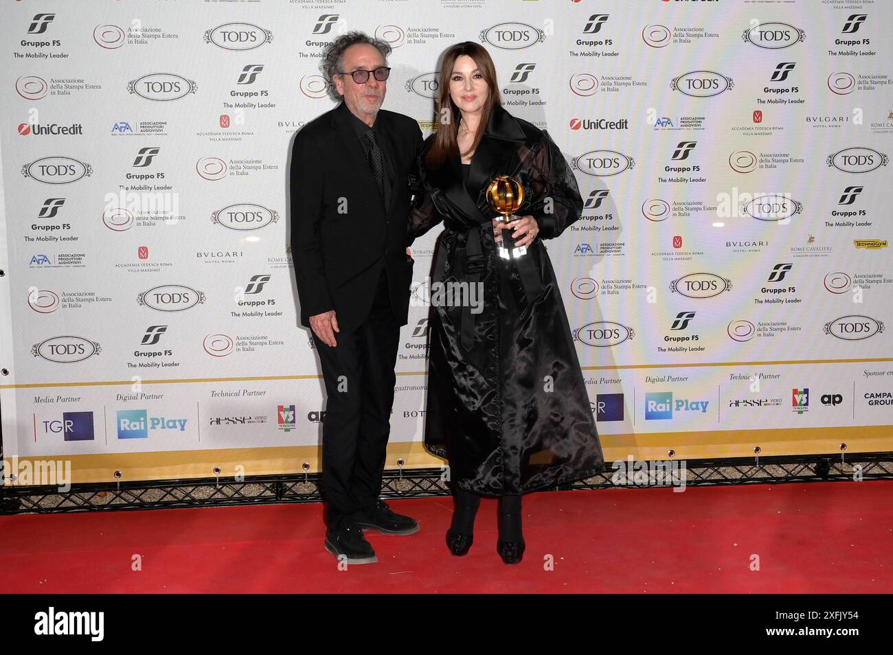 Tim Burton mit Partnerin Monica Bellucci bei der 64. Verleihung der ...