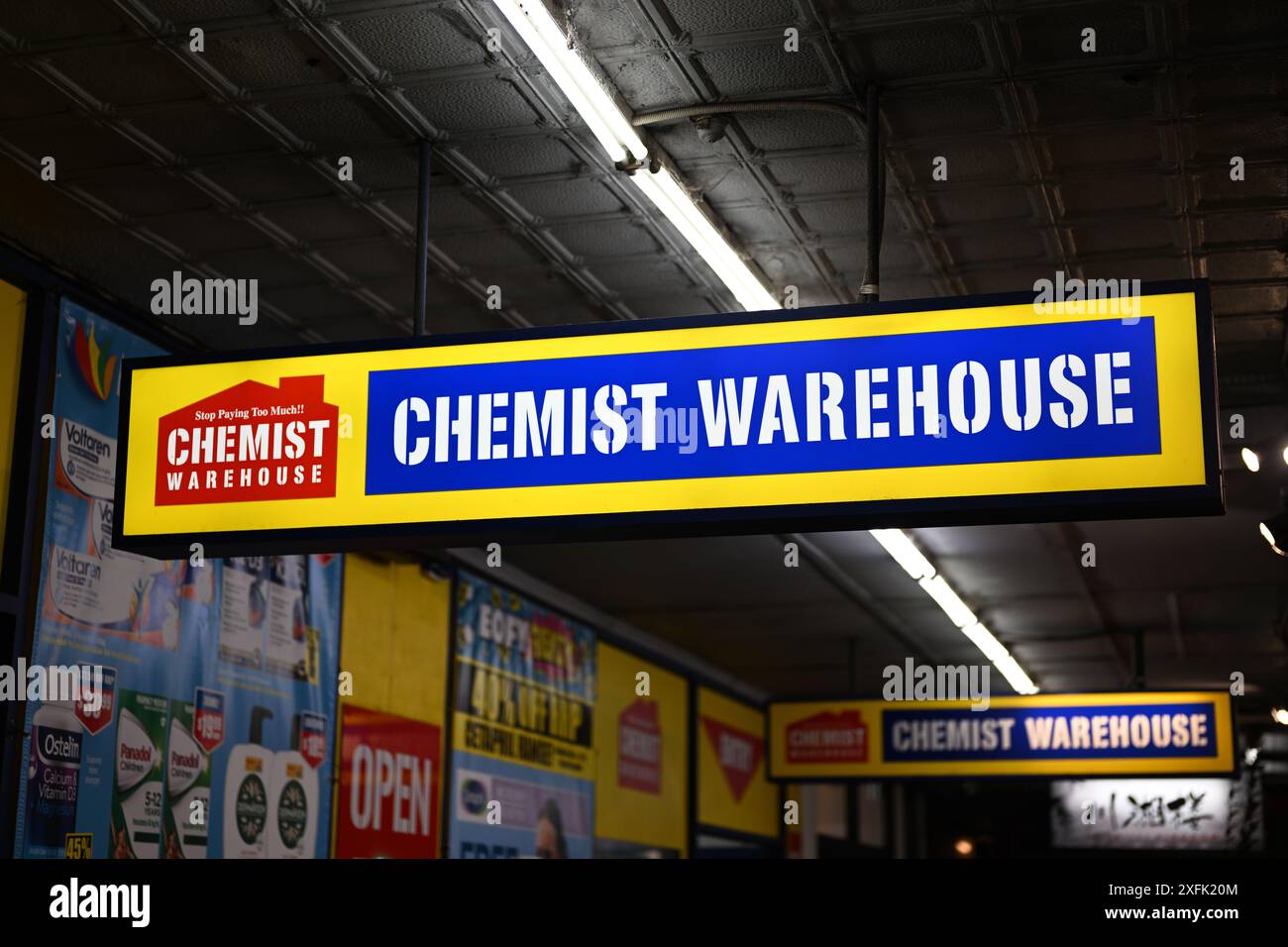 Chemist warehouse logo hi-res stock photography and images - Alamy