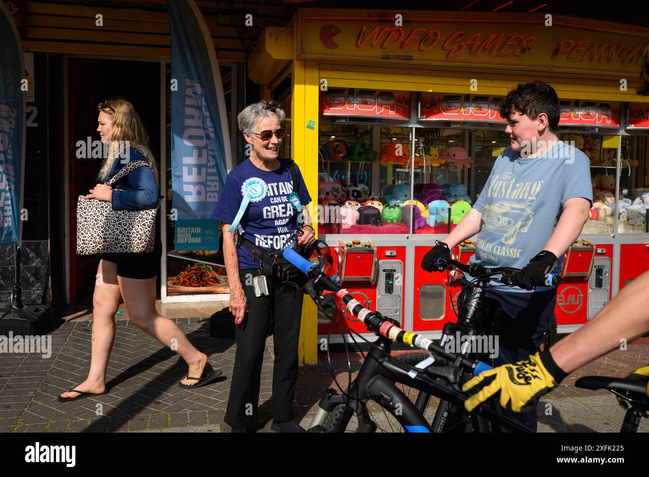 LONDON, UK, 21st June 2024: A supporter of Reform UK chats to young ...