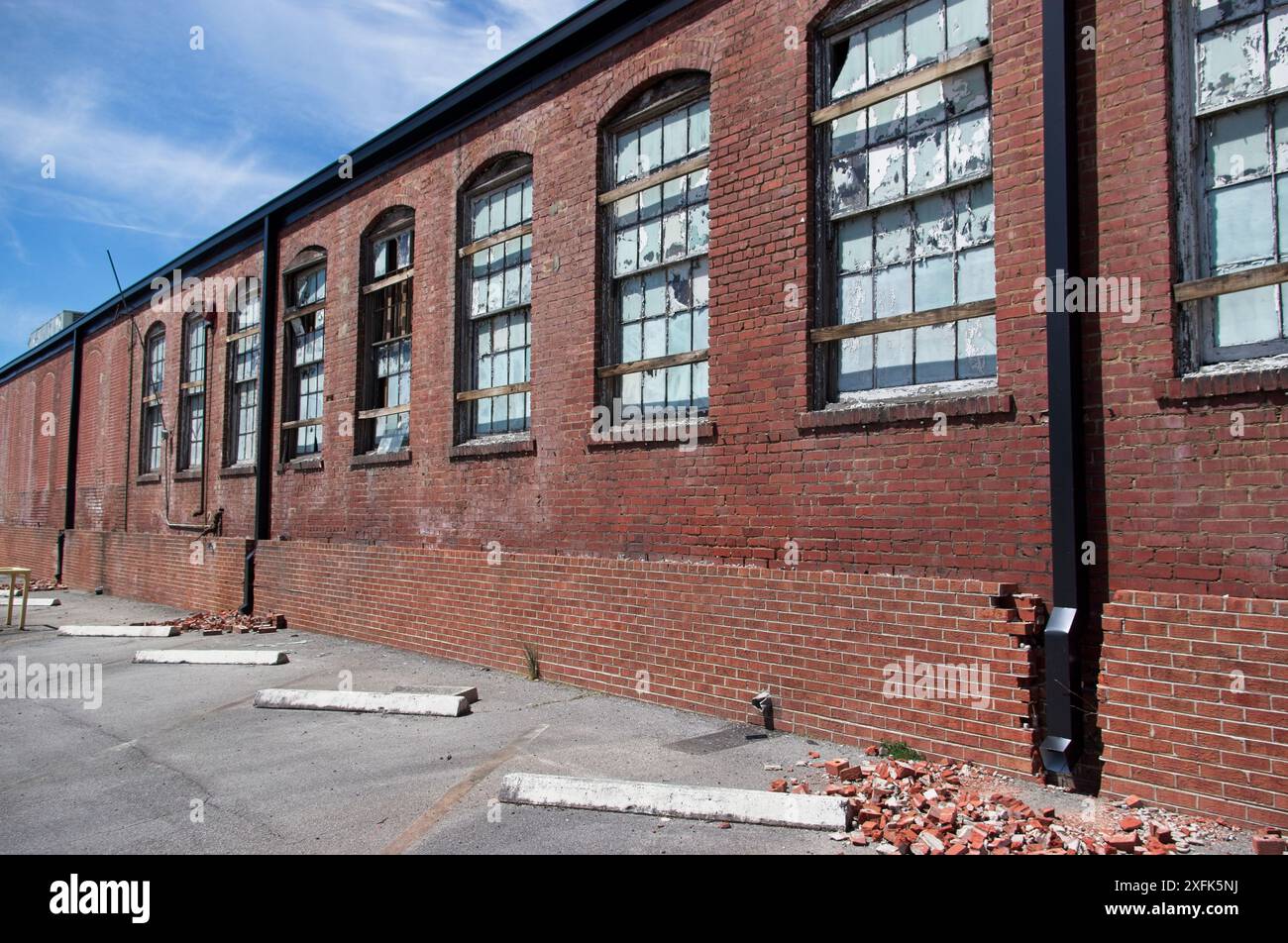 Abandoned derelict commercial building hi-res stock photography and ...