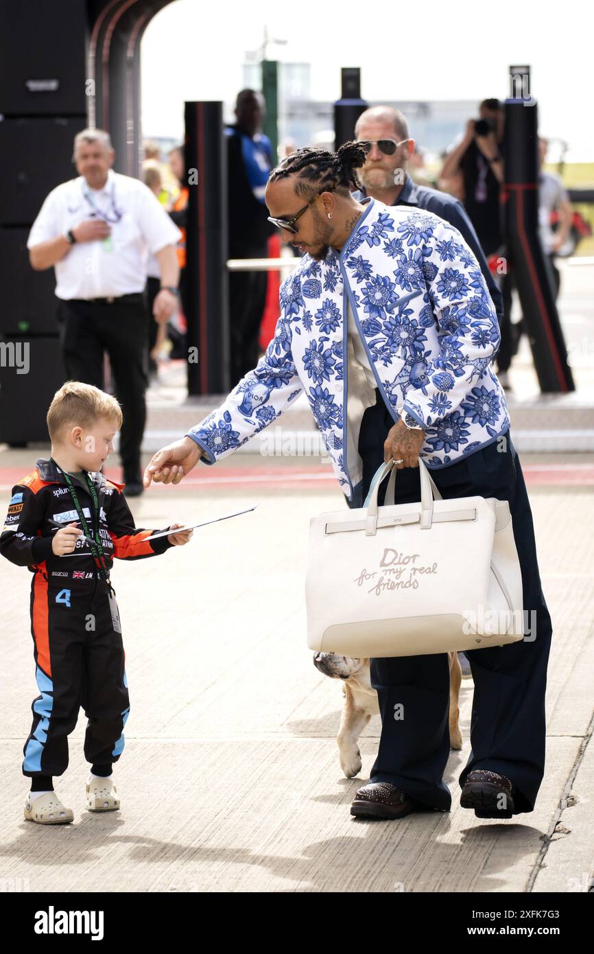 SILVERSTONE - Lewis Hamilton (Mercedes) and his dog Roscoe arrive at ...