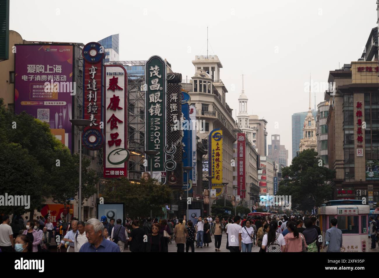 Shanghai nanjing road crowds hi-res stock photography and images - Alamy