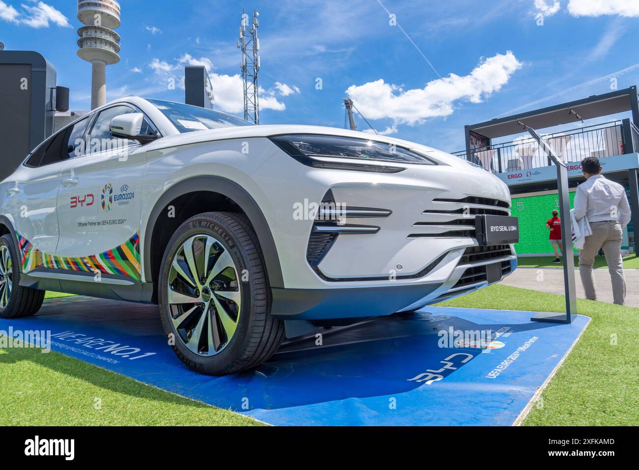 BYD, chinesischer Autohersteller, Hybrid Modell, Stand bei der UEFA ...