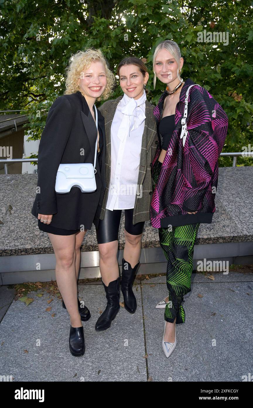 Luisa-Celine Gaffron, Masha Sedgwick und Carolin Niemczyk bei der Dawid Tomaszewski Präsentation ...