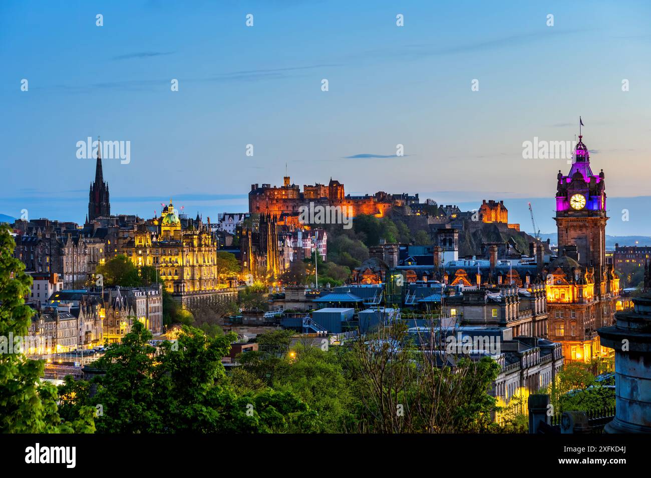 Edinburgh city skyline in Scotland, UK. Evening cityscape of Scottish ...