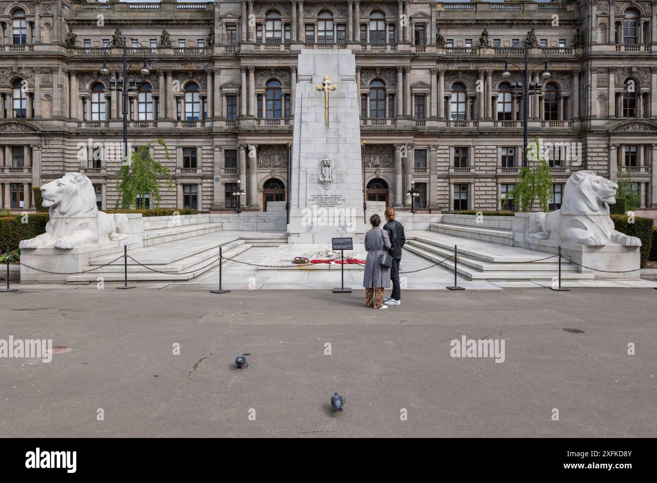 The Cenotaph (War Memorial) in front of Glasgow City Chambers at the ...