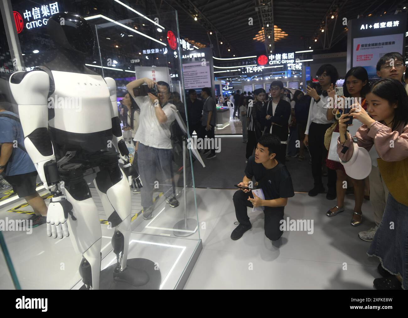 SHANGHAI, CHINA - JULY 4, 2024 - Visitors visit the second generation ...