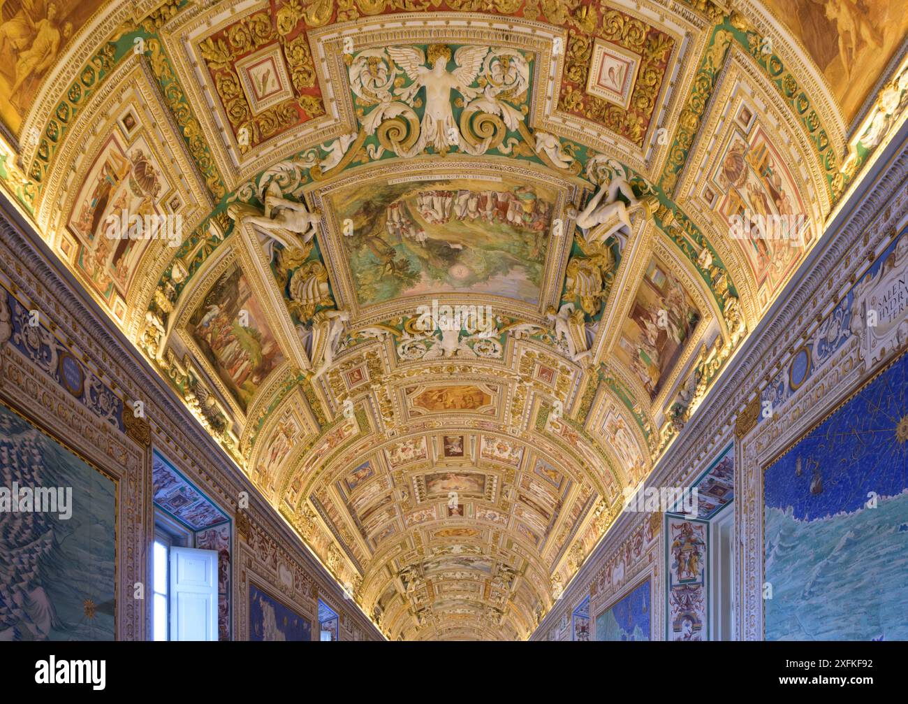 Tapestry ceiling hi-res stock photography and images - Alamy