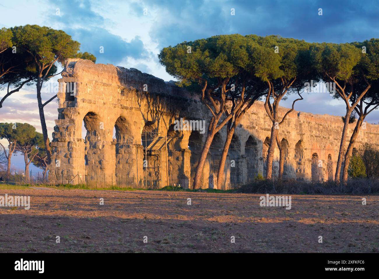 Aqua anio vetus aqueduct hi-res stock photography and images - Alamy