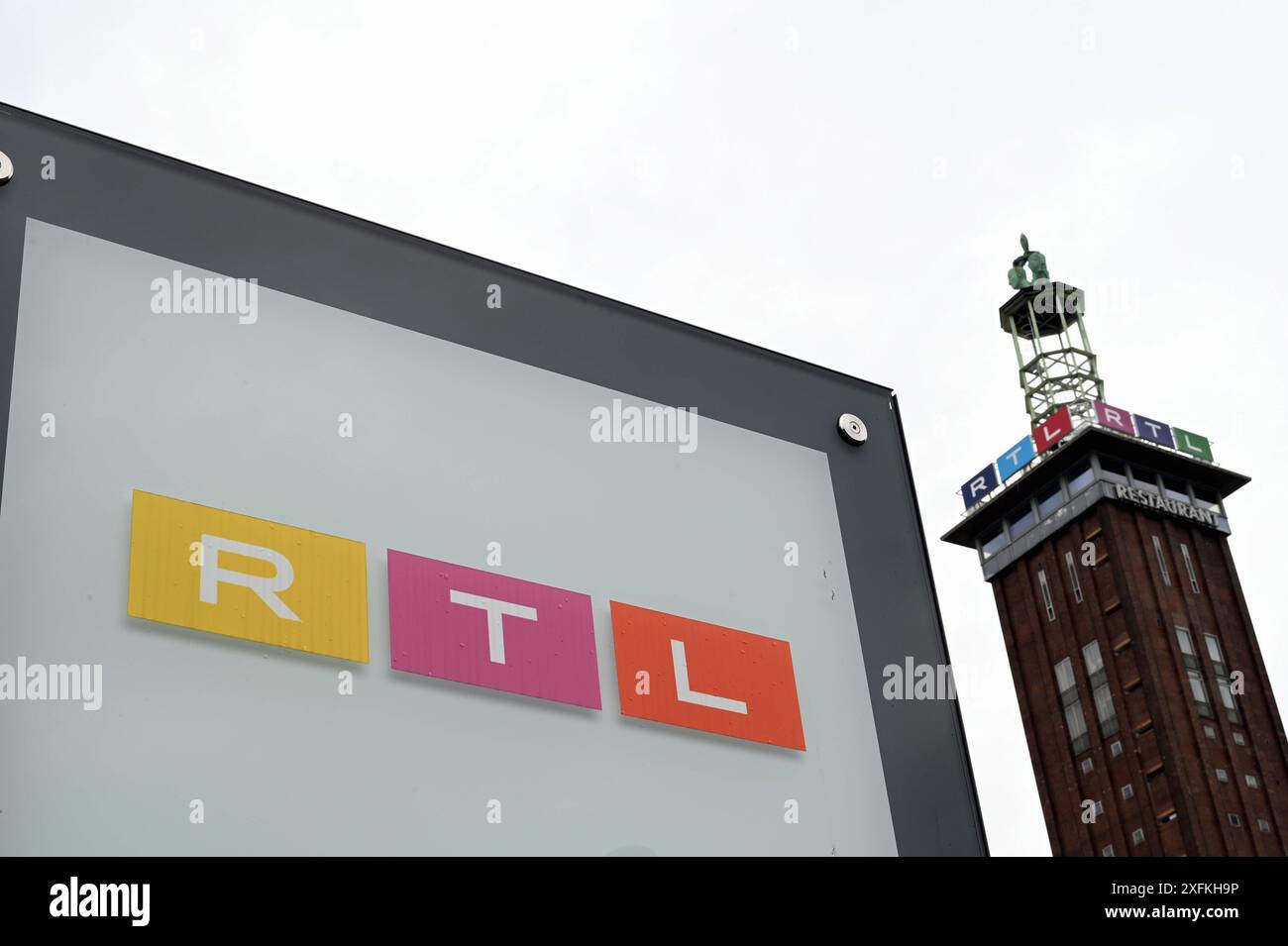 Logo, Schriftzug der Sendergruppe Mediengruppe RTL am Eingang zum ...