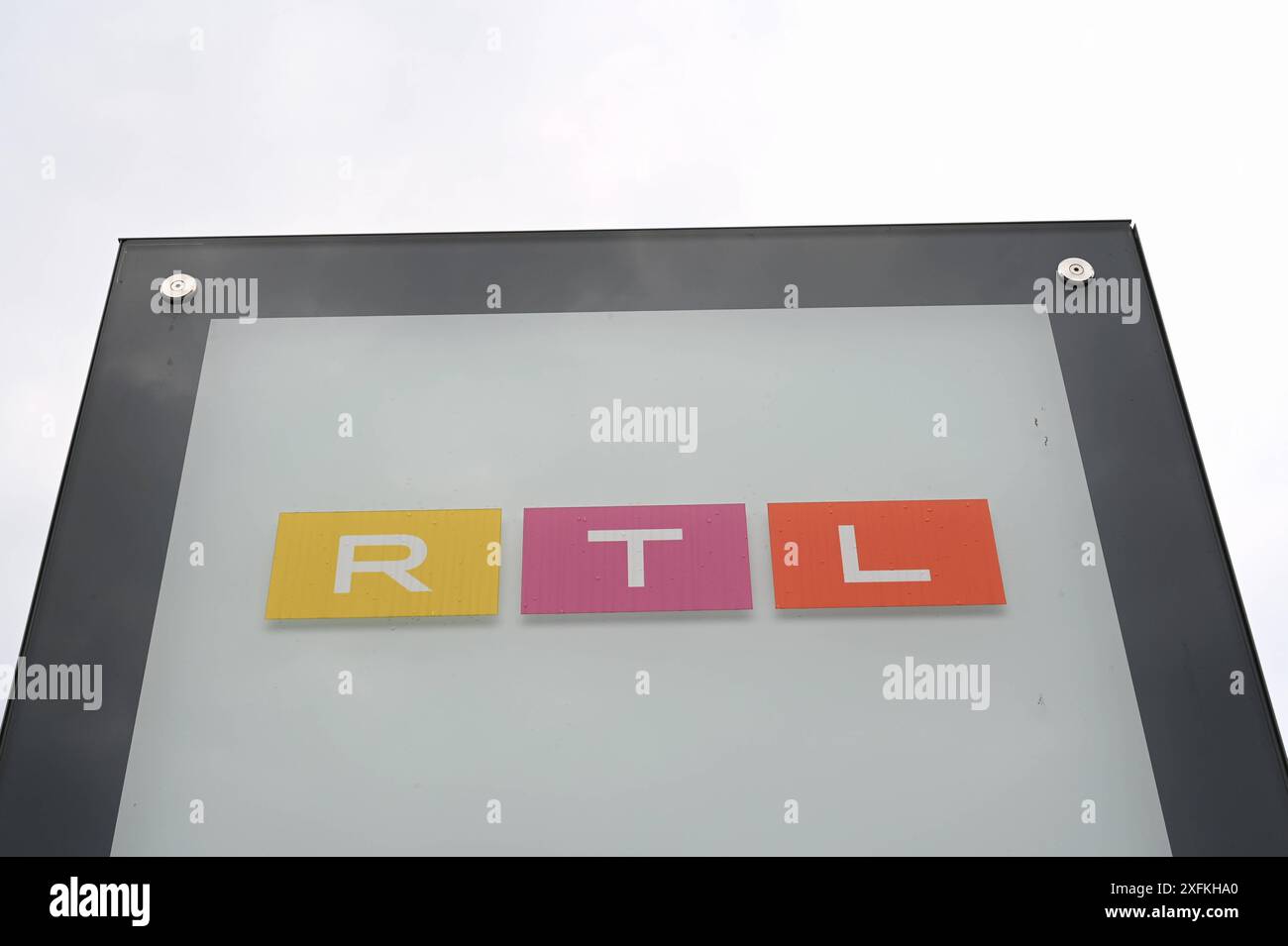Logo, Schriftzug der Sendergruppe Mediengruppe RTL am Eingang zum ...