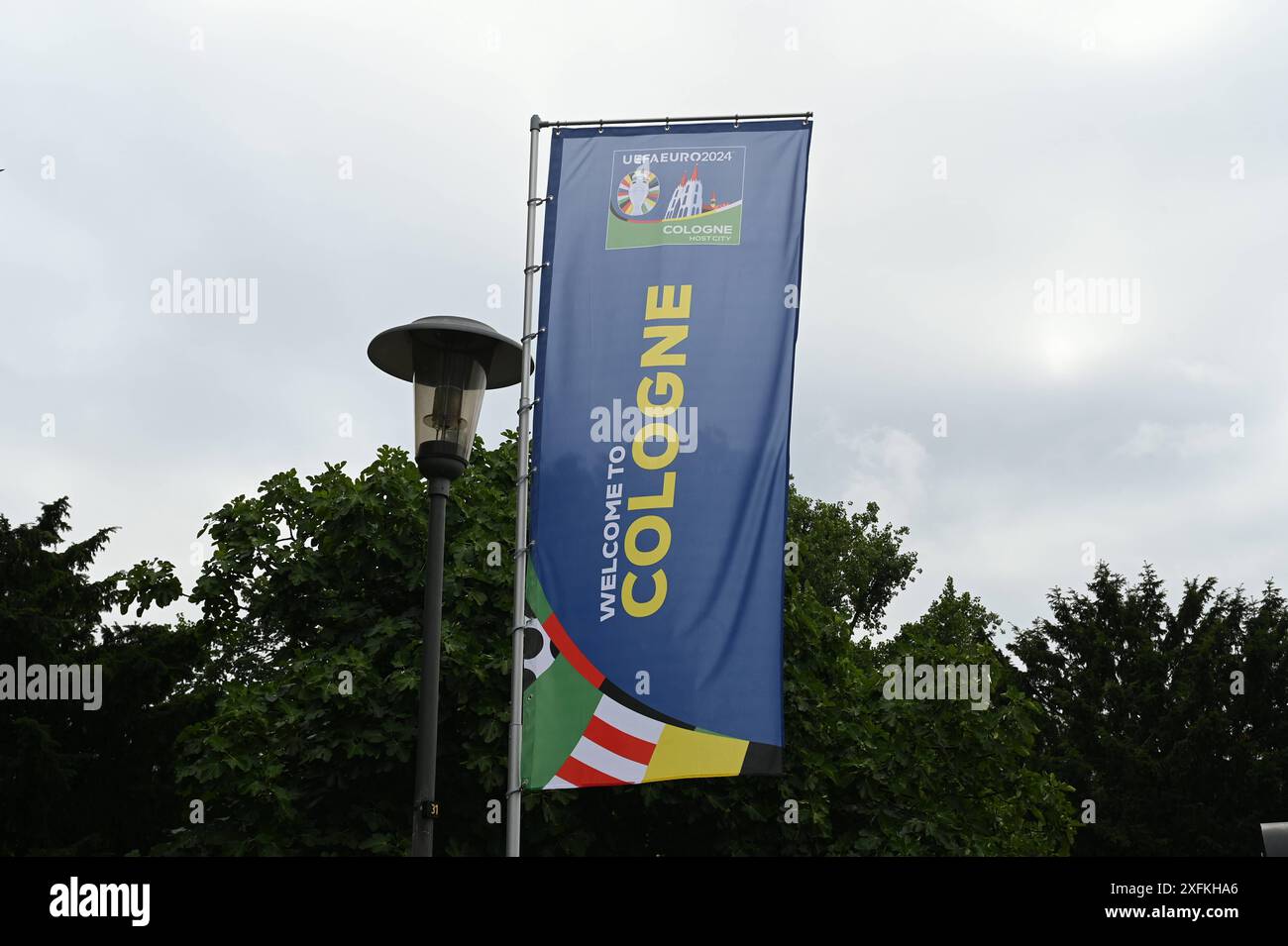 Ein Fahne vor bewölktem Himmel in der Fanzone am Kölner Tanzbrunnen bei ...