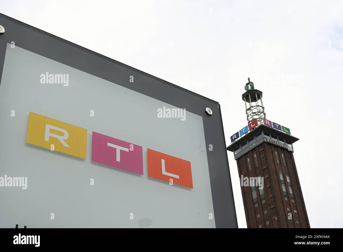 Logo, Schriftzug der Sendergruppe Mediengruppe RTL am Eingang zum ...