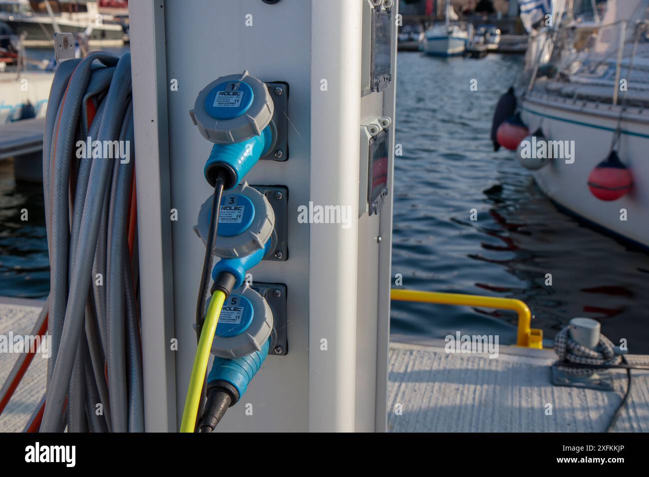 Charging and water station for boats, electrical outlets to charge ...