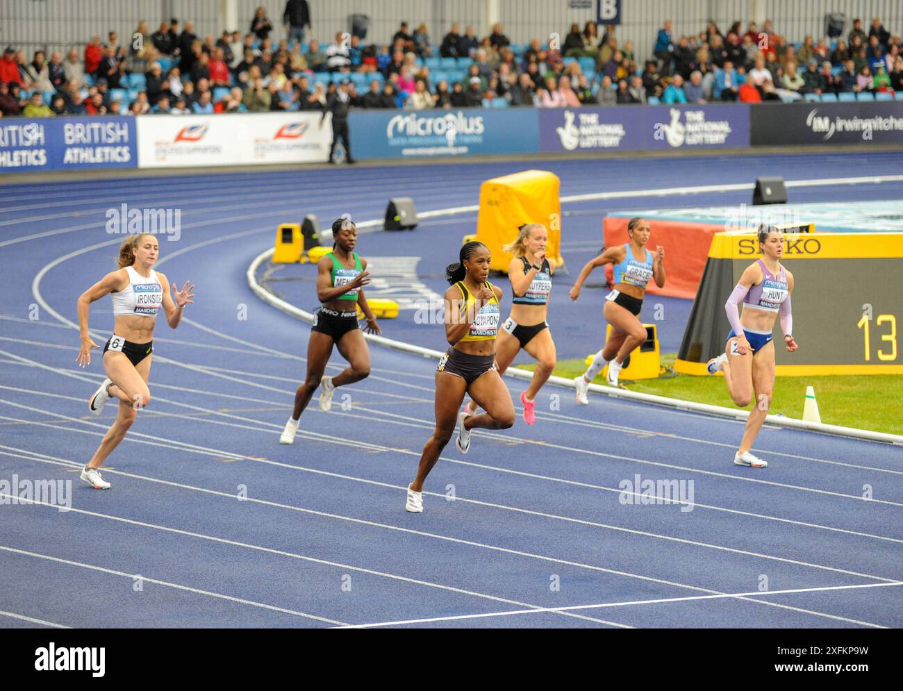 The field enter the final straight in heat 1 of the Womens 200m ( / SPP ...
