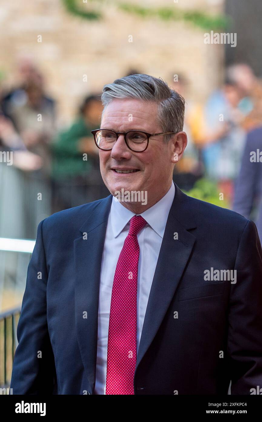 London, UK. 4 July 2024. Sir Keir Starmer, Labour Party Leader, and his wife Victoria (not ...