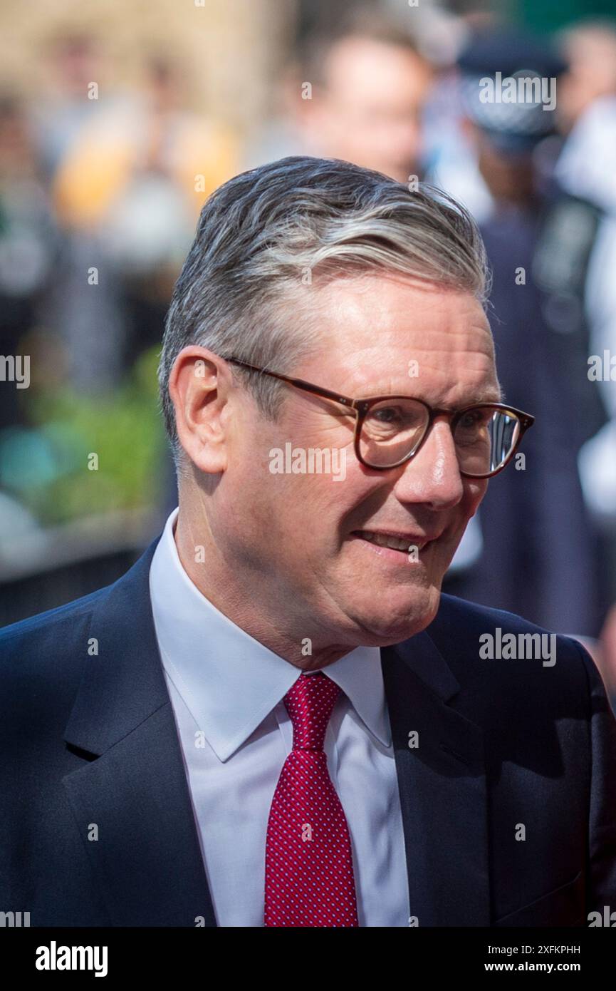 London, UK. 4 July 2024. Sir Keir Starmer, Labour Party Leader, and his wife Victoria (not ...
