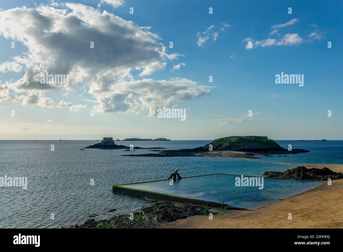 Bon-Secours beach, the sea water tidal swimming pool and the islands ...