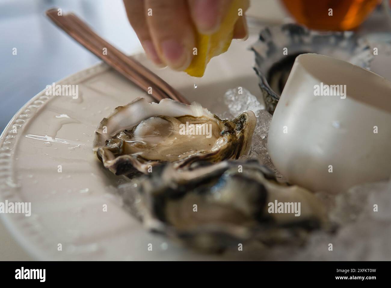 Squeeze lemon juice on mussel hi-res stock photography and images - Alamy
