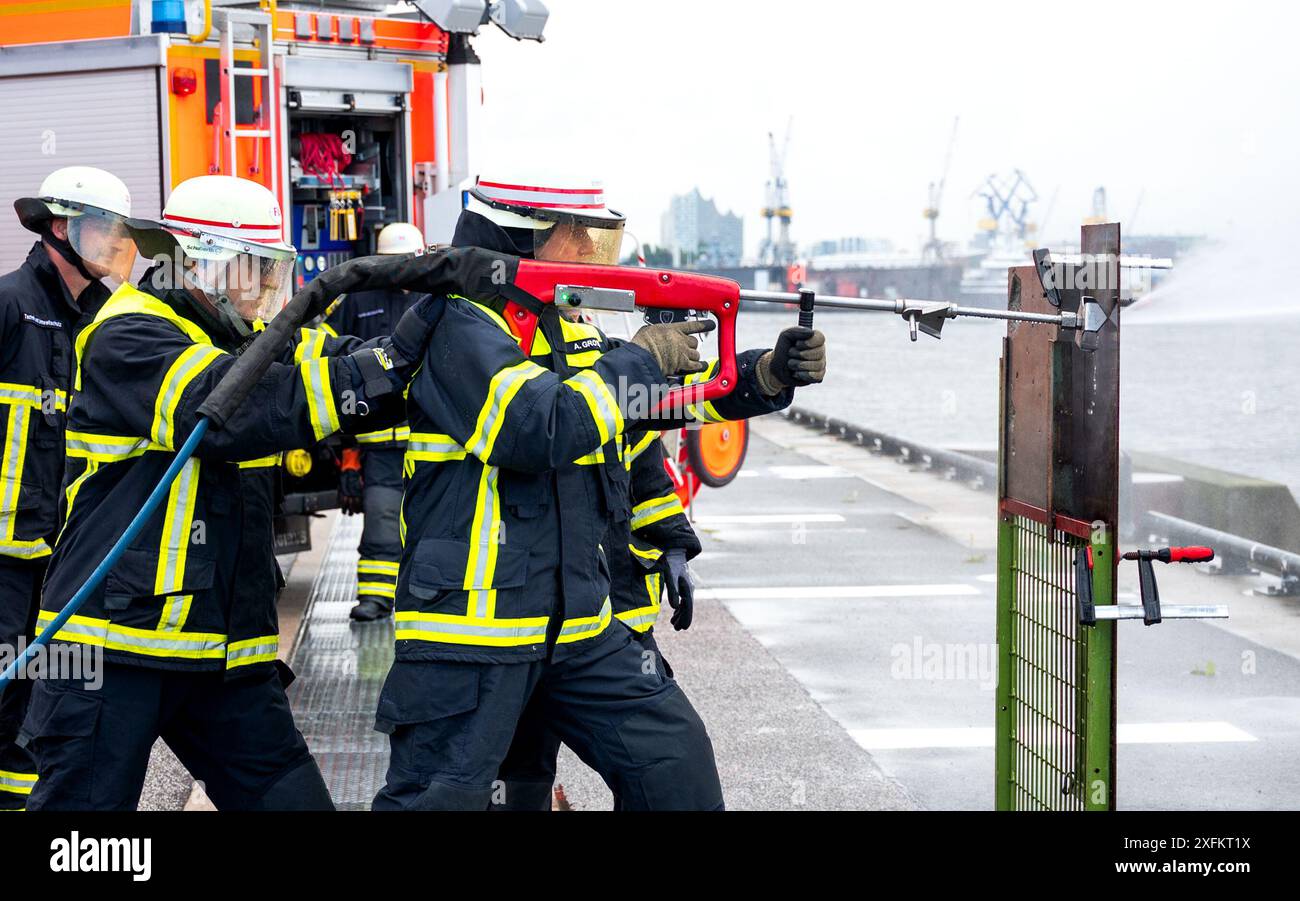 04 July 2024, Hamburg: Jan Peters (l.), Deputy Head of the Hamburg Fire ...