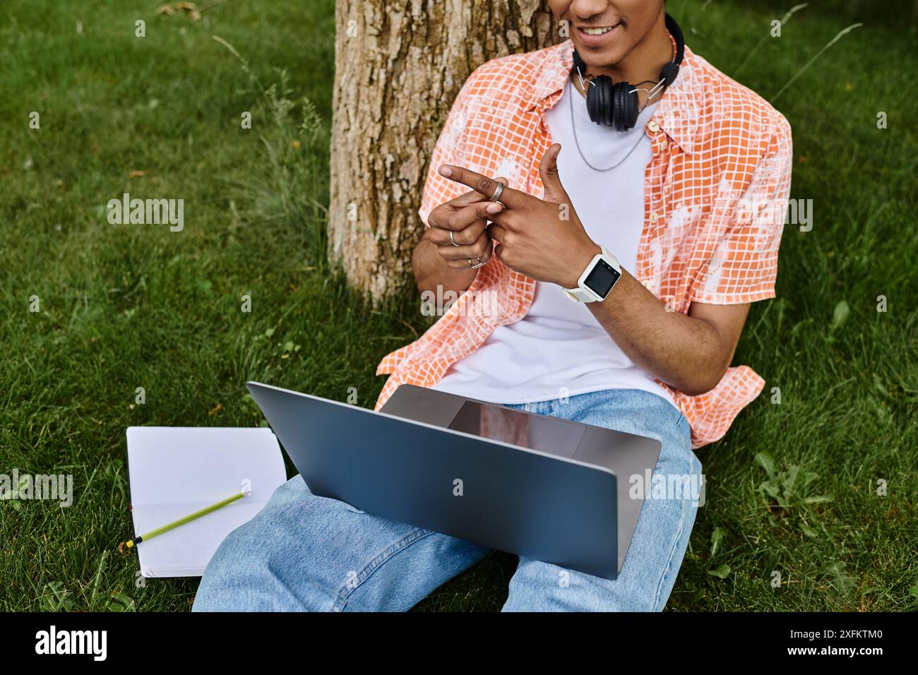 Laptop under tree hi-res stock photography and images - Alamy