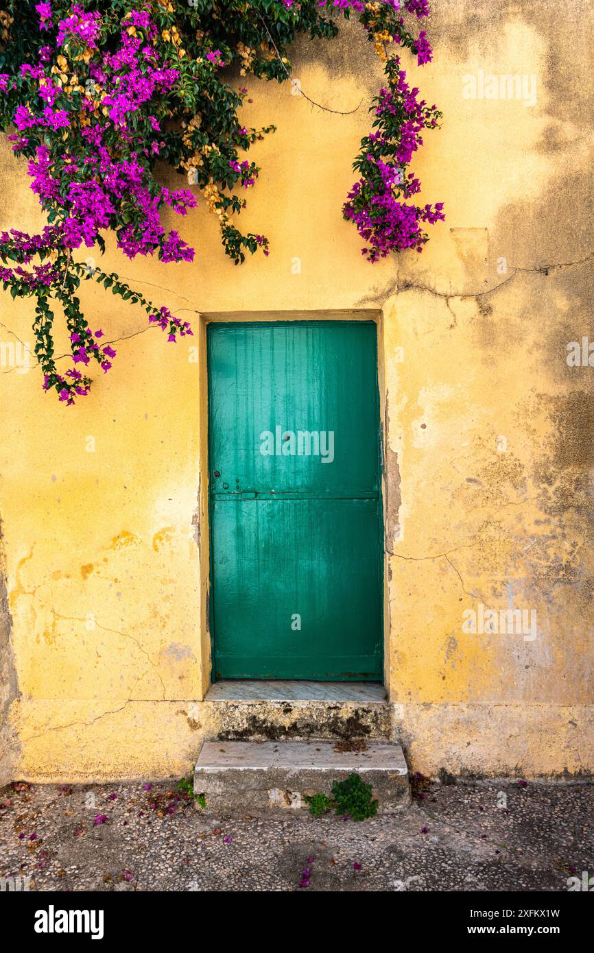 Old italian door hi-res stock photography and images - Alamy