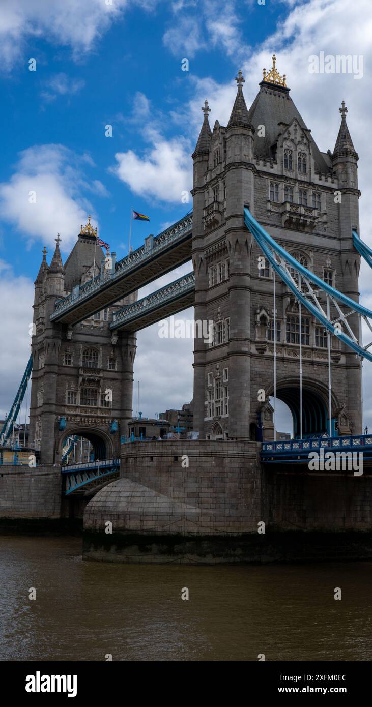 Tower bridge shipping in hi-res stock photography and images - Alamy