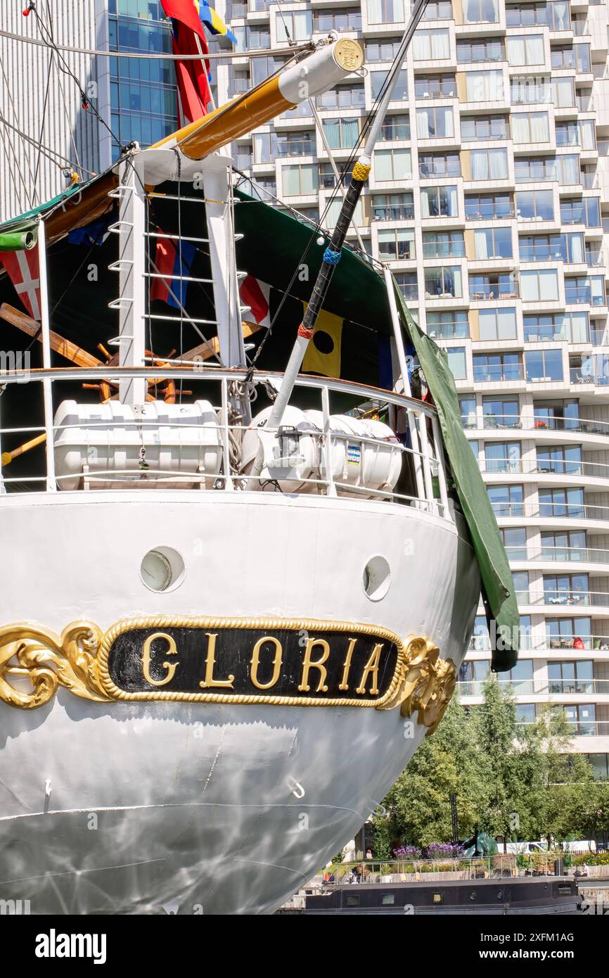 Columbian Navy Training ship Gloria in South Dock Canary Wharf Stock ...