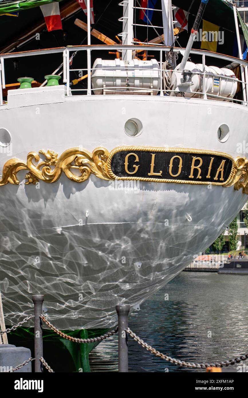Columbian Navy Training ship Gloria in South Dock Canary Wharf Stock ...
