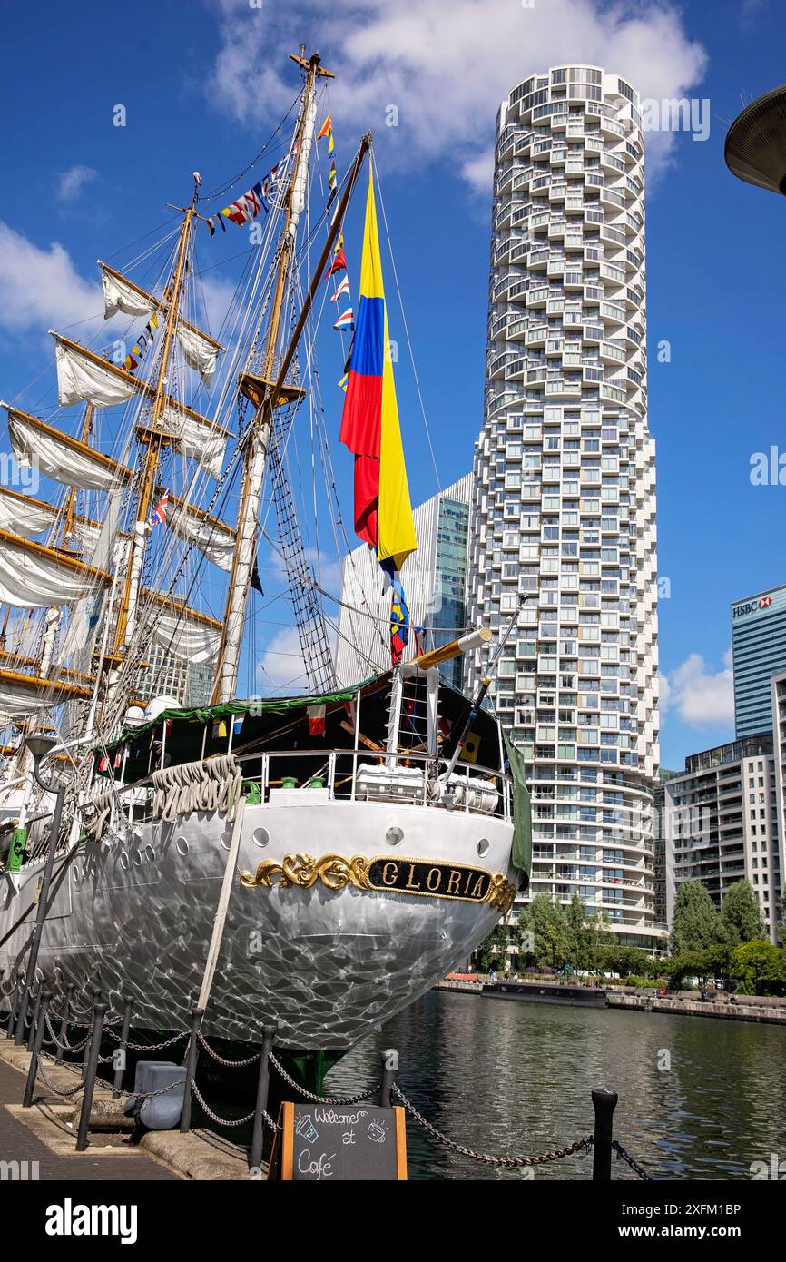 Columbian Navy Training ship Gloria in South Dock Canary Wharf Stock ...