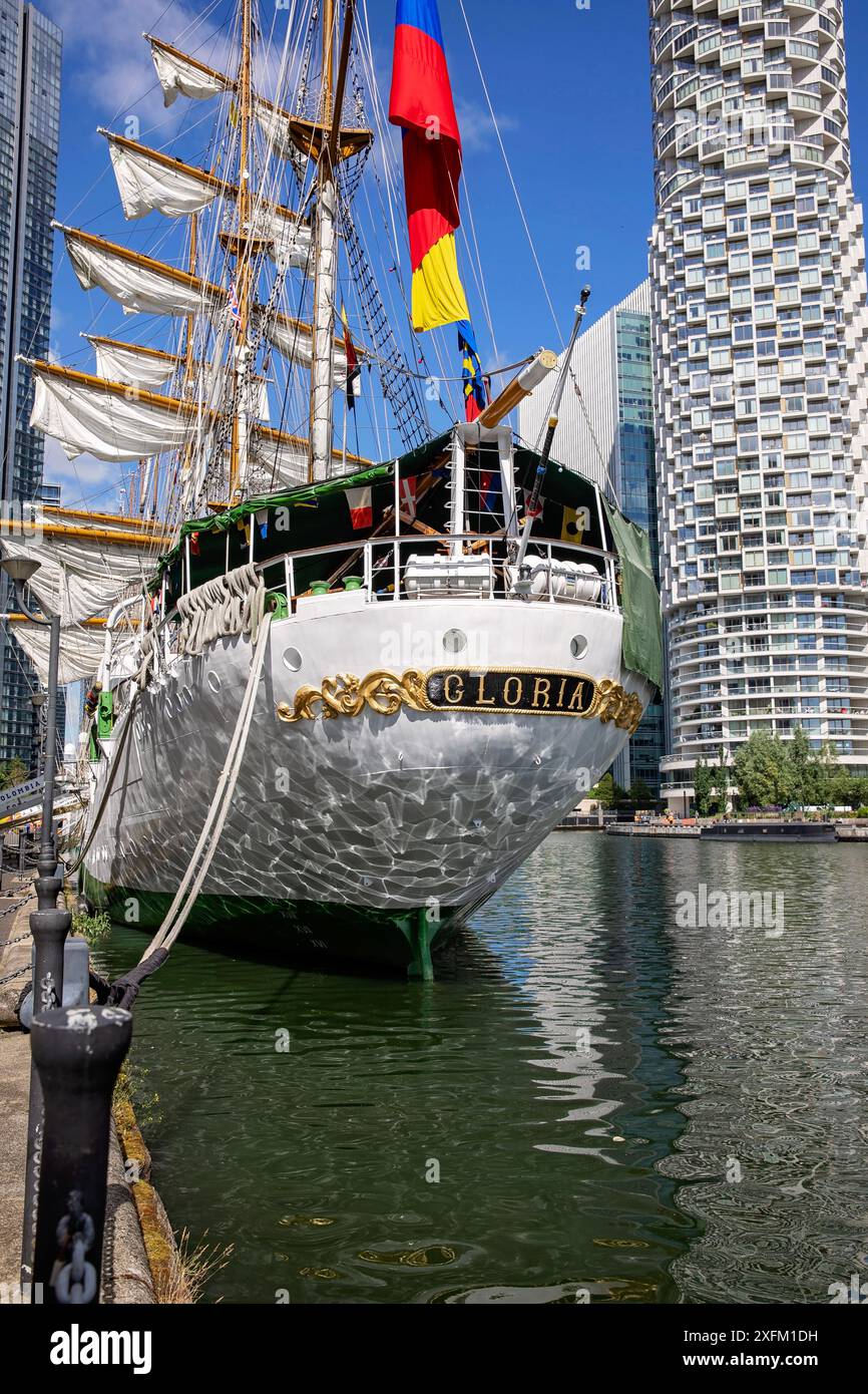 Columbian Navy Training ship Gloria in South Dock Canary Wharf Stock ...
