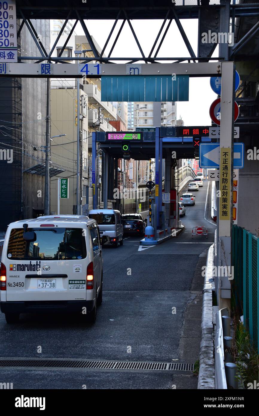 Cars pedestrians busy street hi-res stock photography and images - Alamy