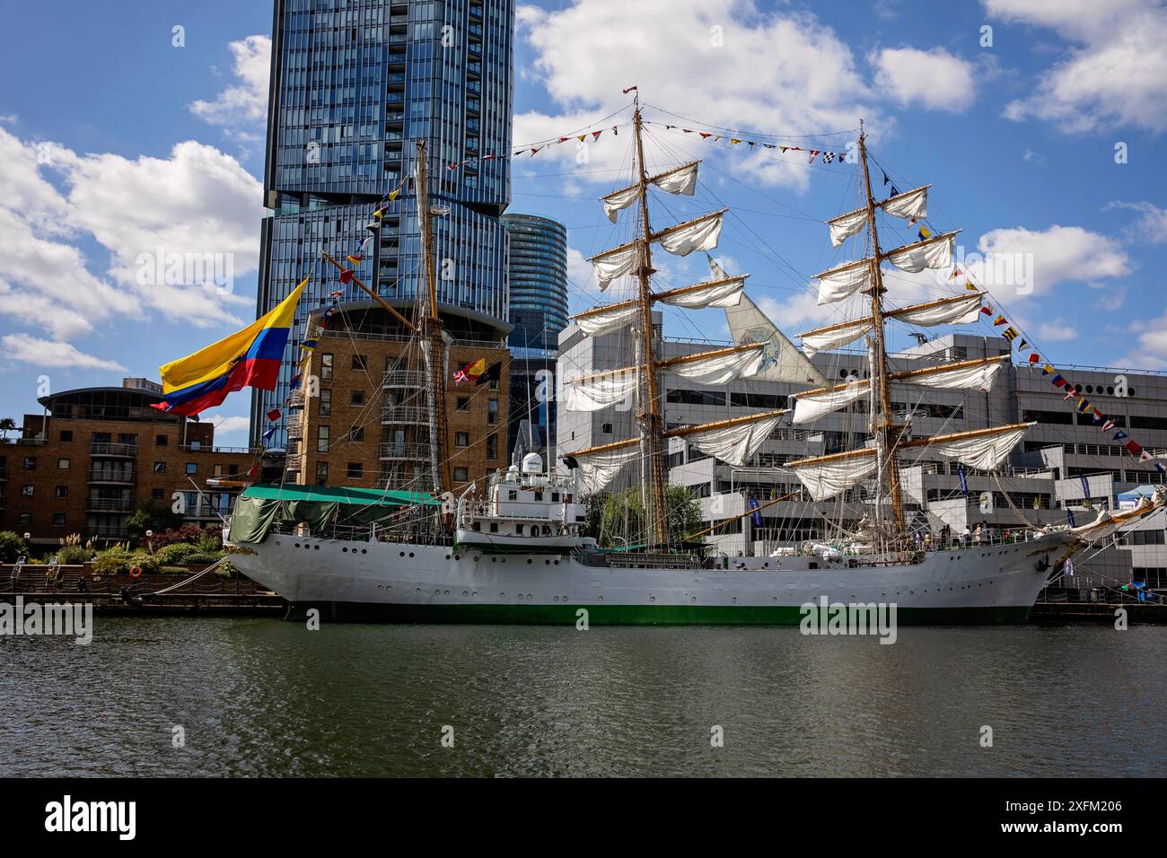 Columbian Navy Training ship Gloria in South Dock Canary Wharf Stock ...