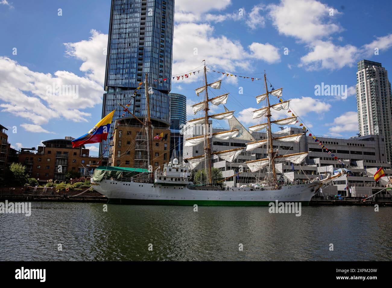 Columbian Navy Training ship Gloria in South Dock Canary Wharf Stock ...