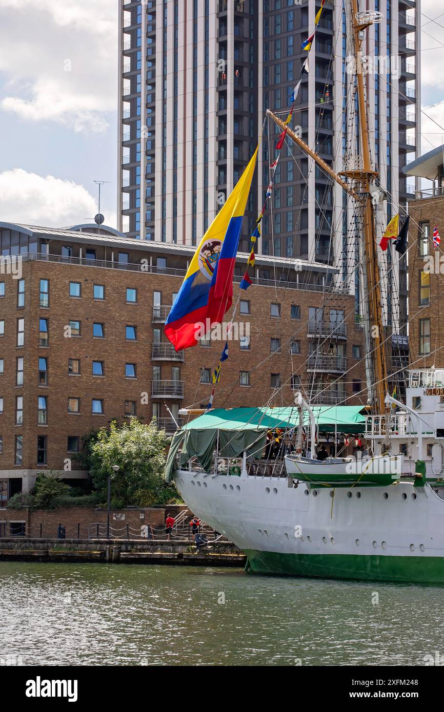 Columbian Navy Training ship Gloria in South Dock Canary Wharf Stock ...
