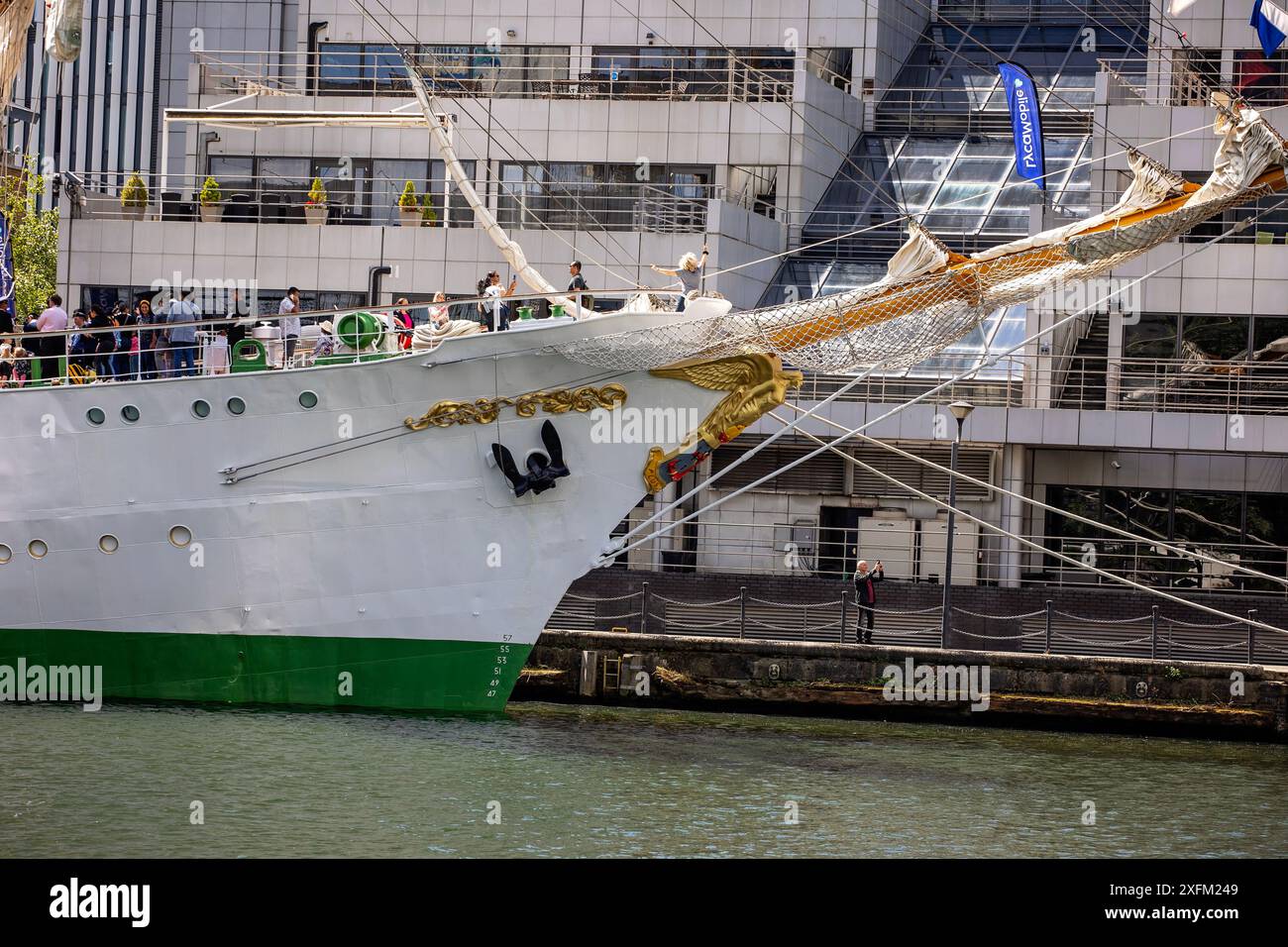 Columbian Navy Training ship Gloria in South Dock Canary Wharf Stock ...