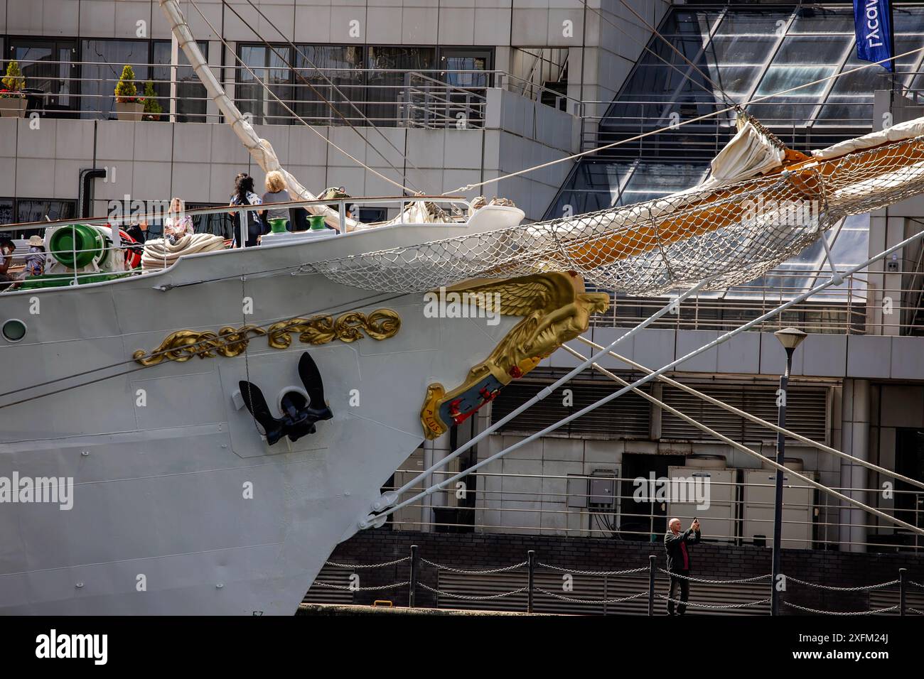 Columbian Navy Training ship Gloria in South Dock Canary Wharf Stock ...