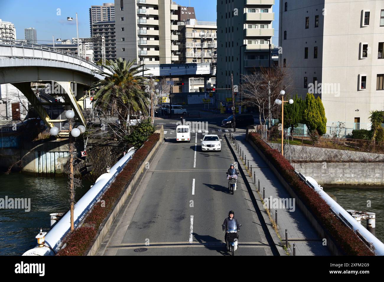 Cars pedestrians busy street hi-res stock photography and images - Alamy