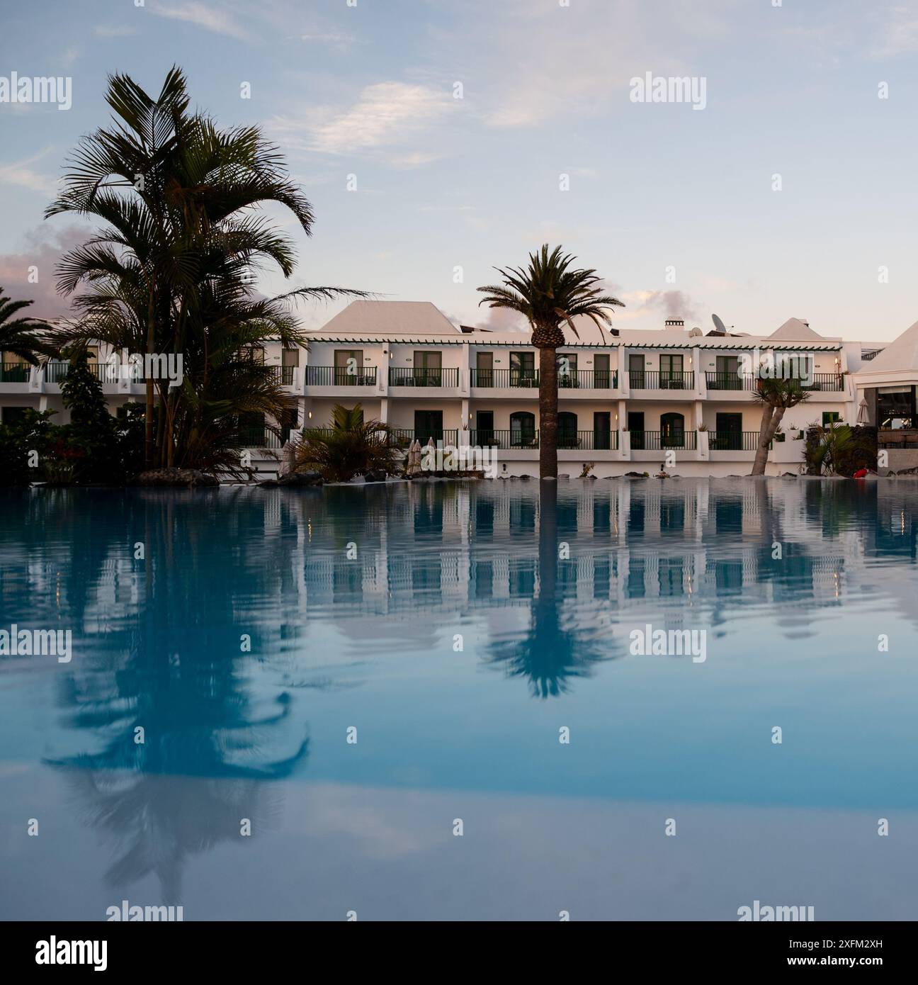 Poolside paradise hi-res stock photography and images - Alamy