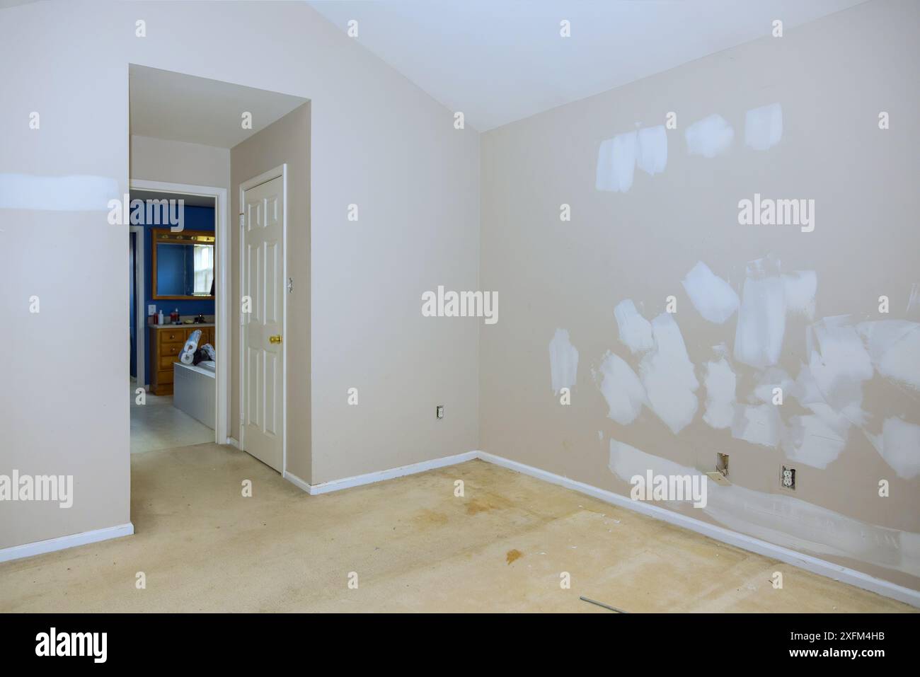 Puttying of damaged walls during repair at rooms in house Stock Photo ...