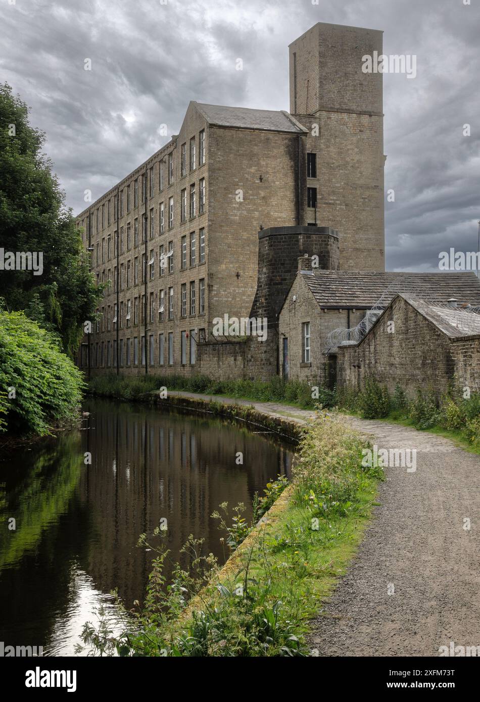 Old mill building black hi-res stock photography and images - Alamy