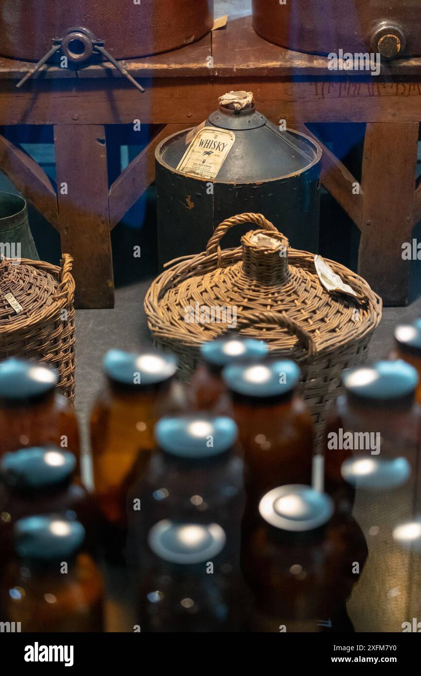 Labeled jars hi-res stock photography and images - Alamy