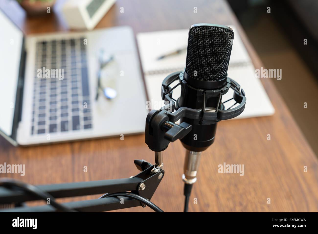 Live recording symbol hi-res stock photography and images - Alamy