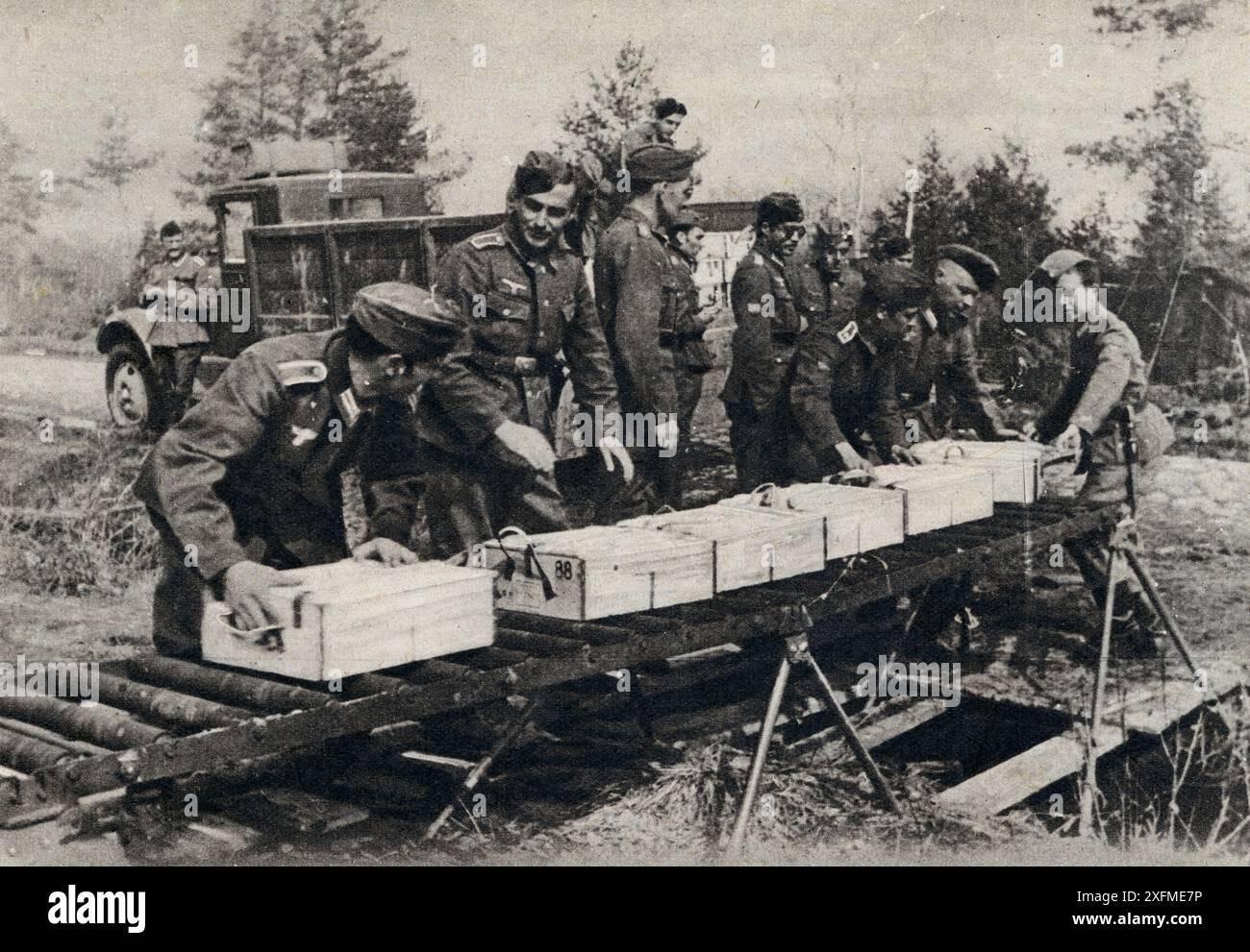 Segunda guerra mundial (1939-1945). Alemania. División azul. Soldados descargando municiones ...