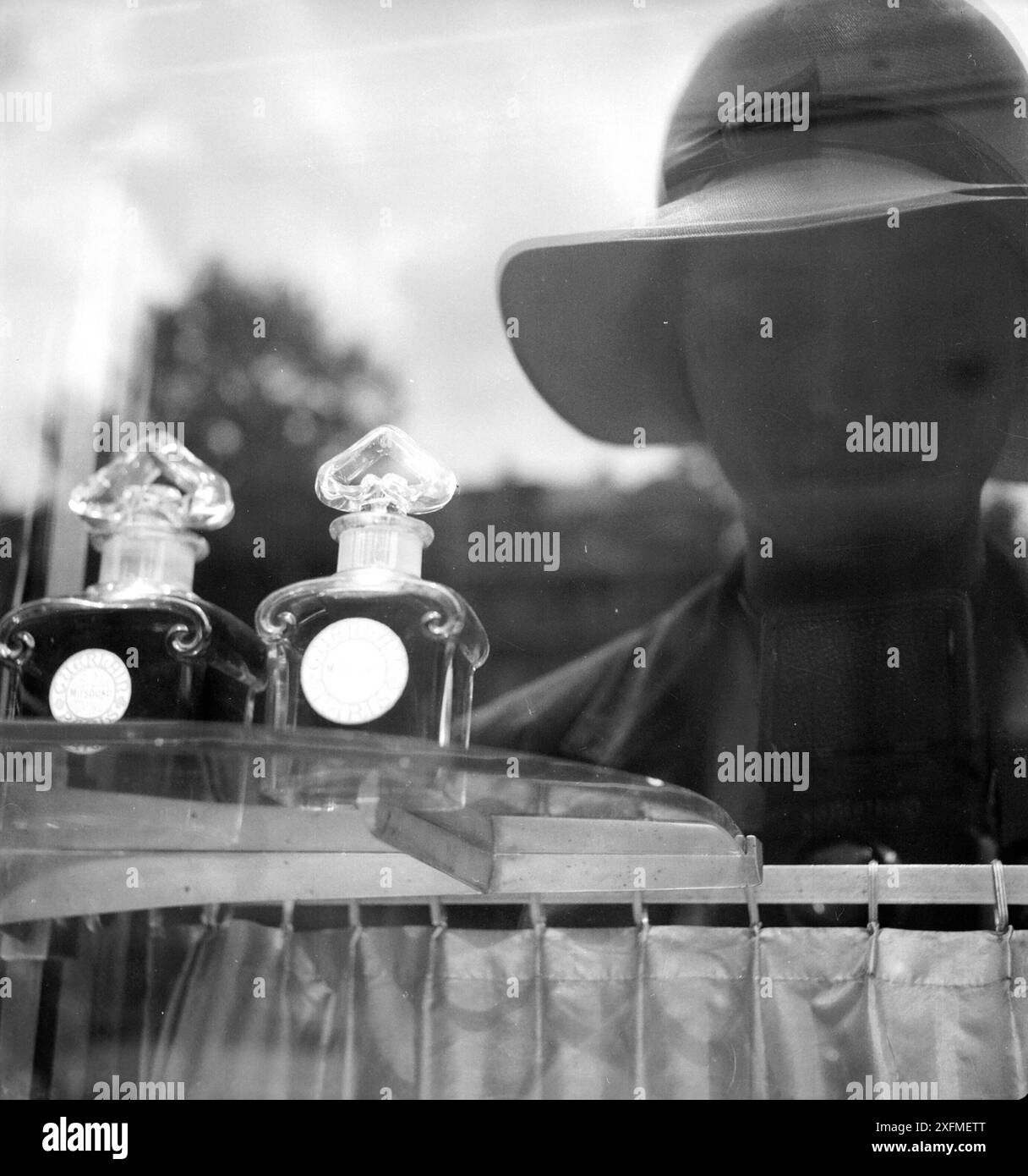 Reflection of Lee Miller in the Guerlain shopfront window. Museum ...