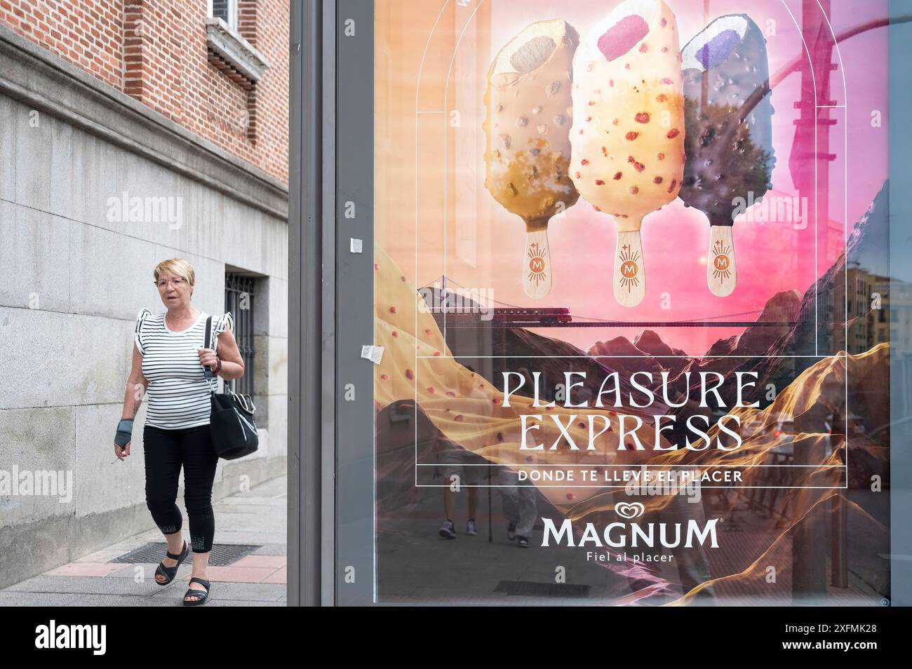 Magnum ice cream ad hi-res stock photography and images - Alamy