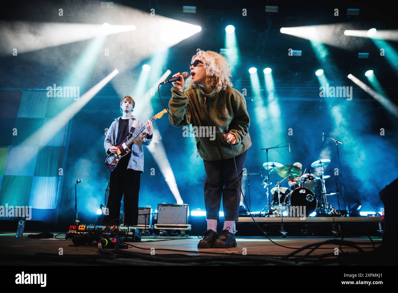 Live performance blondshell hi-res stock photography and images - Alamy