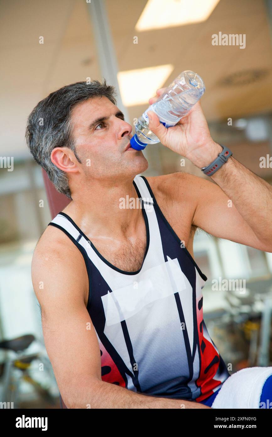 Men keep fit in gymnasium hi-res stock photography and images - Alamy