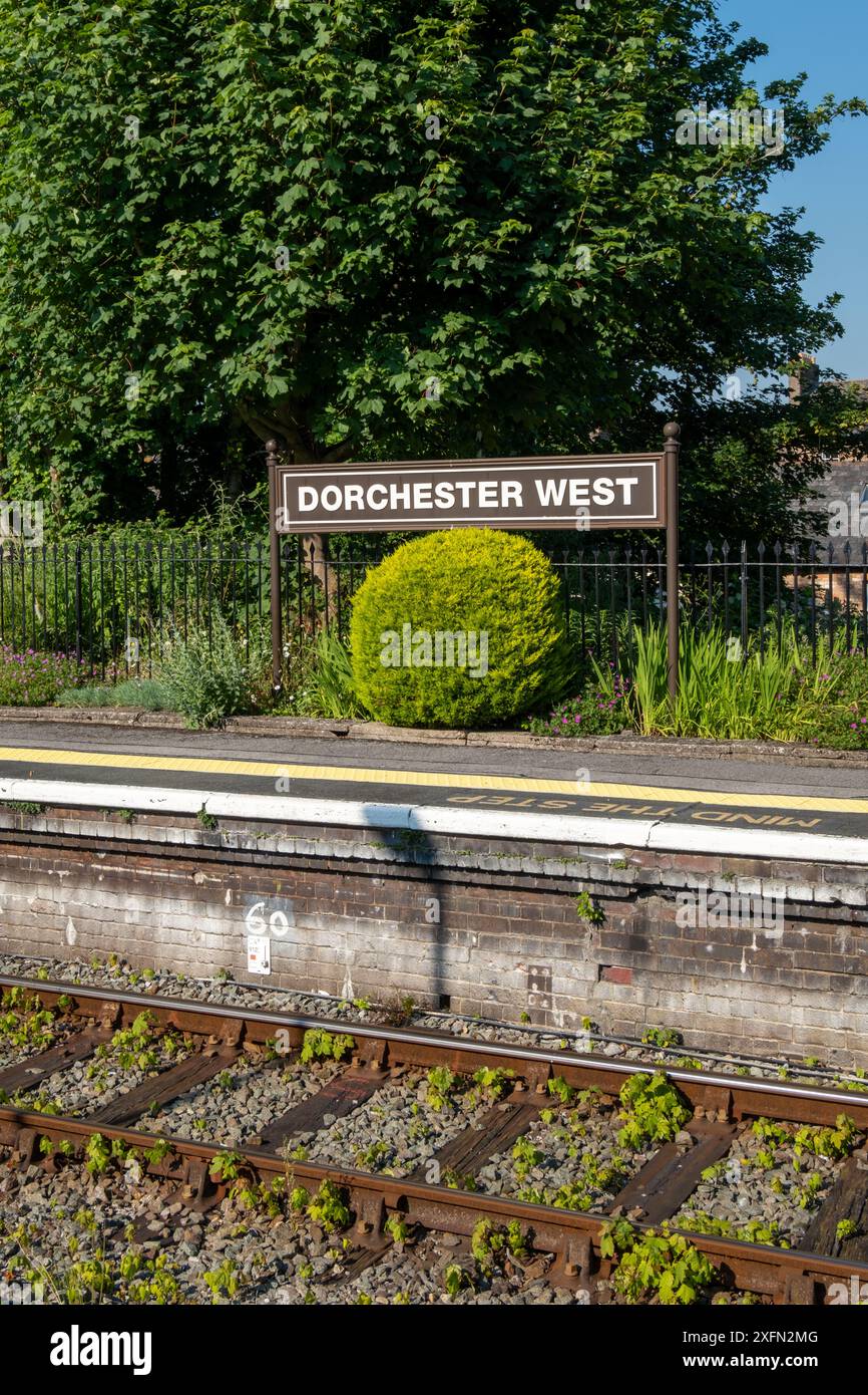 Dorchester West GRW Train station platform sign Stock Photo - Alamy