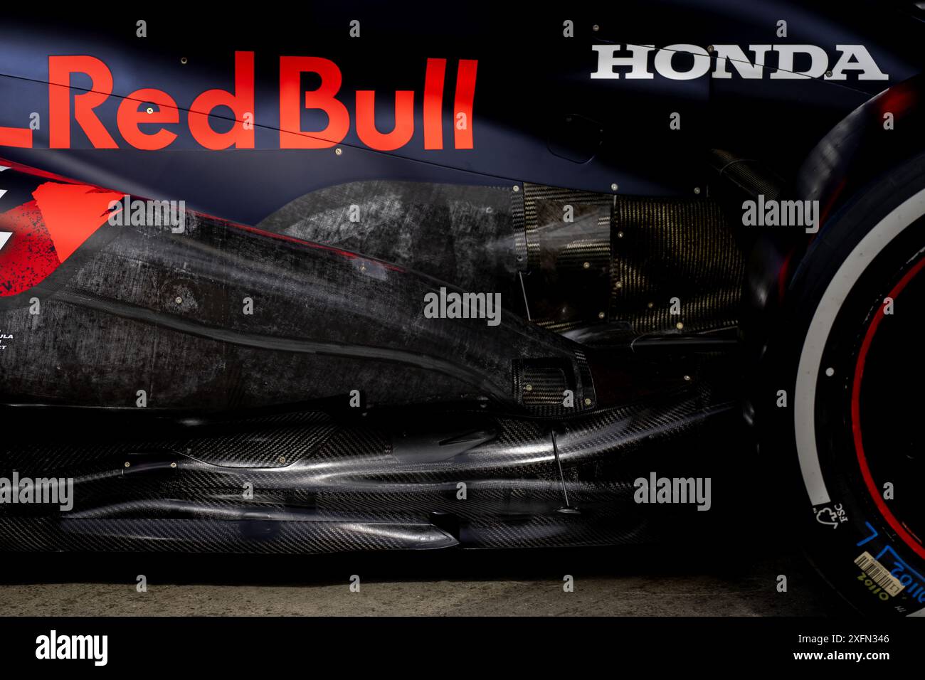 SILVERSTONE - The Red Bull team unveils the special color composition ...